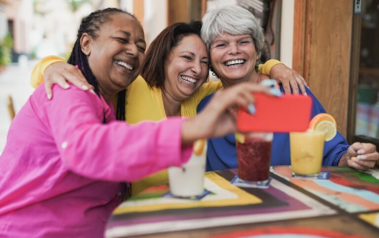 6 Ways to Make New Friends as a Retiree - Easy Seniors Club